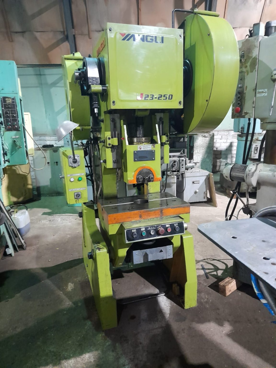 Mechanical press YANGLI J23-25D - SCG machines